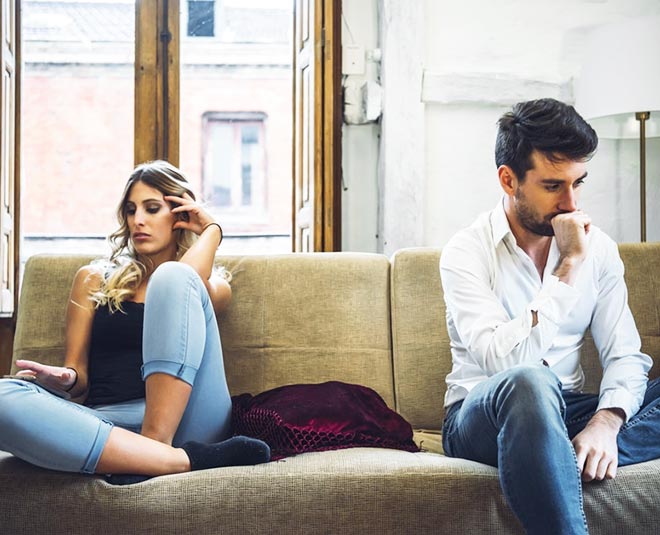 पार्टनर में चीजों को सीक्रेट रखने की है आदत, तो कुछ इस तरह करें हैंडल ...