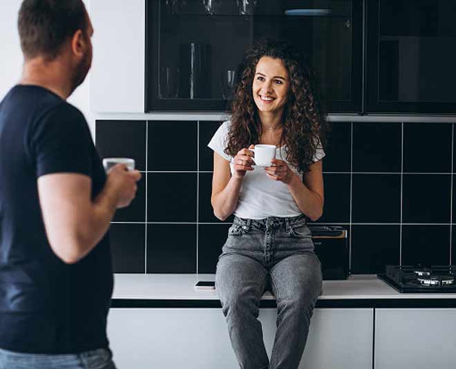 जरूरत से ज्यादा केयरिंग बन सकती है दखलअंदाजी, इस तरह बदलें अपनी आदत ...