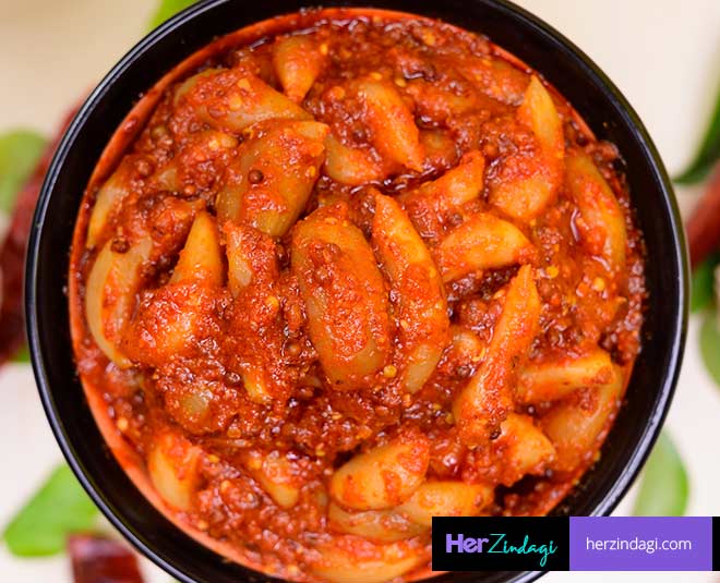 Easy Garlic Ginger And Chilli Pickle Recipe For Winter-सर्दियों में ...