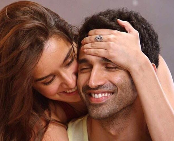 Kiss Day 2020: How To Become An Amazing Neck Kisser! | Herzindagi