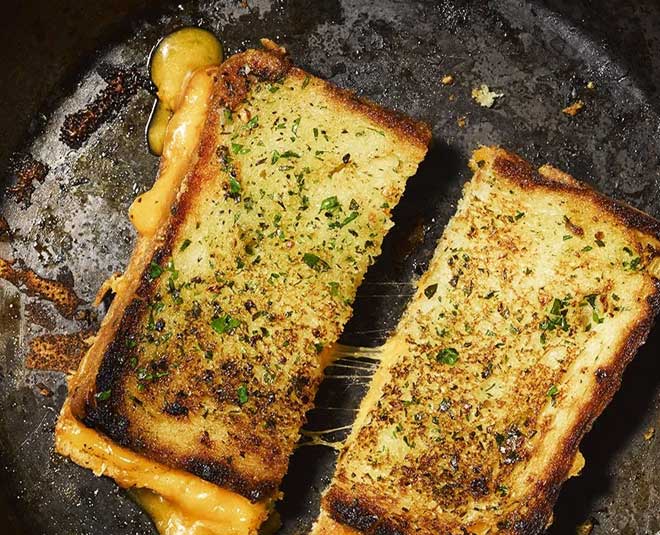 A Quick And Easy Garlic Cheese Toast Recipe | HerZindagi