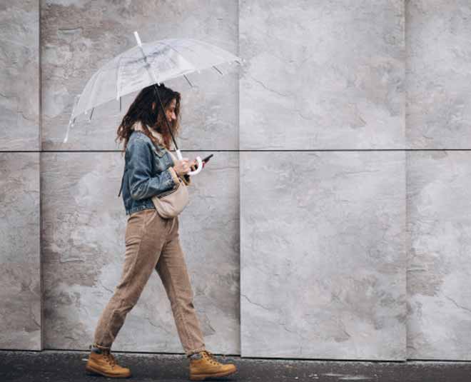 5 Easy Hacks Tips To Protect Your Smartphone From Rain Water In Monsoon