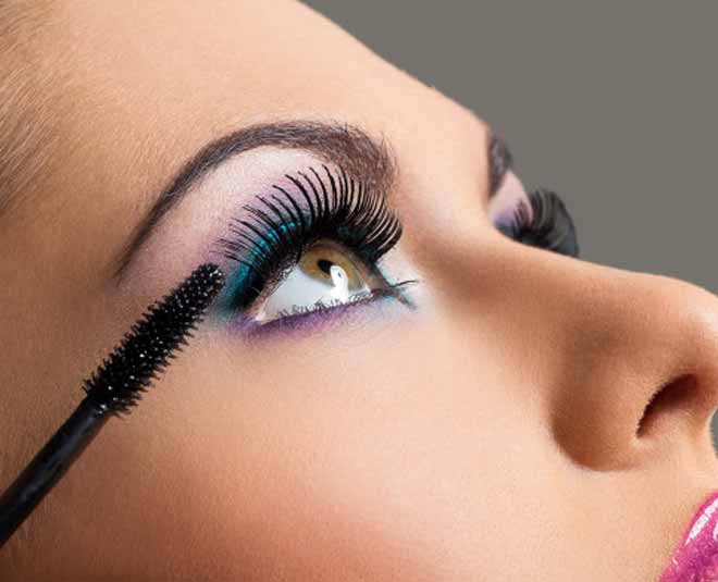 Know About Some Eye Makeup Tips For Mature Skin In Hindi