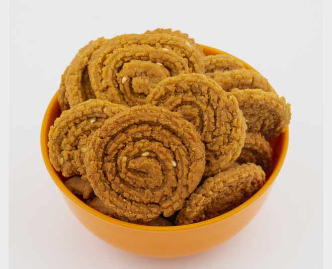 How to Make Chakli Recipe at Home -दिवाली पर घर पर स्‍पेशल कुरकुरी चकली ...