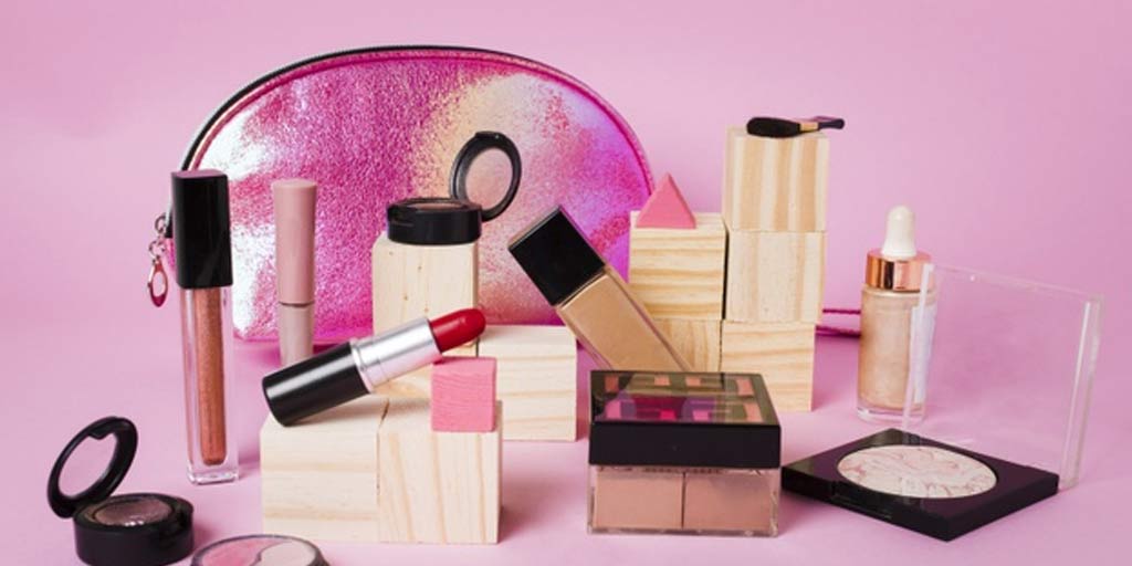 Here Is How You Should Pack Your Makeup While Travelling