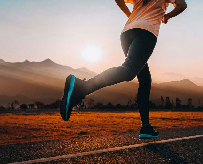 Follow These Effective Ways To Stay Fit While Traveling | Herzindagi
