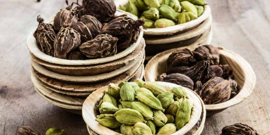How to Use Green and Black Cardamom In Hindi-स्वाद में लगाना है तड़का ...