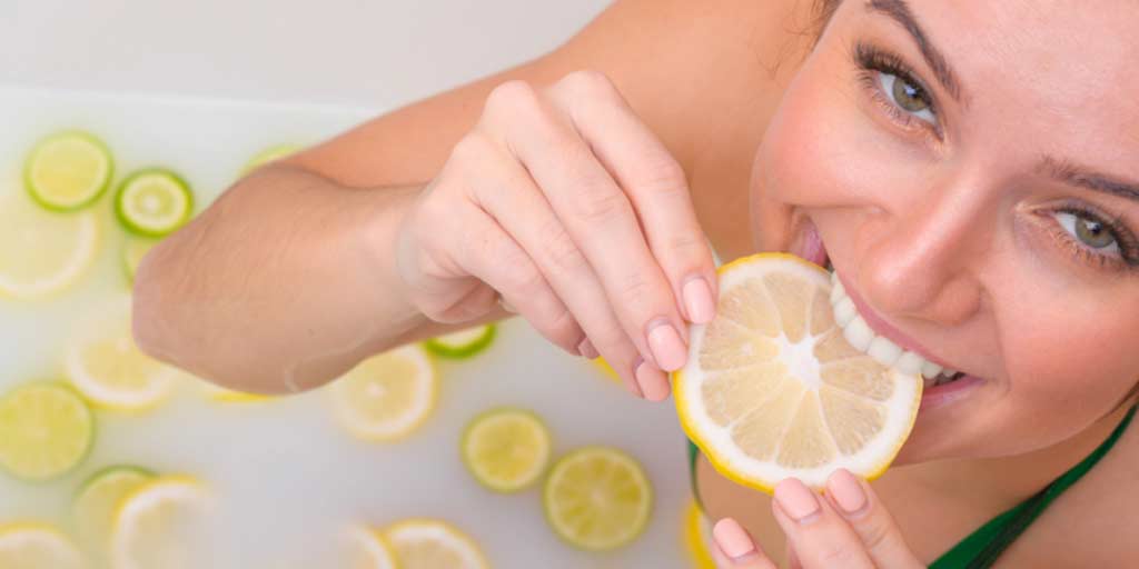 Lemon Water Bath Benefits-पानी में नींबू का रस मिक्‍स करके नहाने से ...