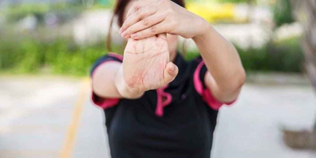 5 Easy Hand And Wrist Stretches By Fitness Expert | 5 easy hand and ...