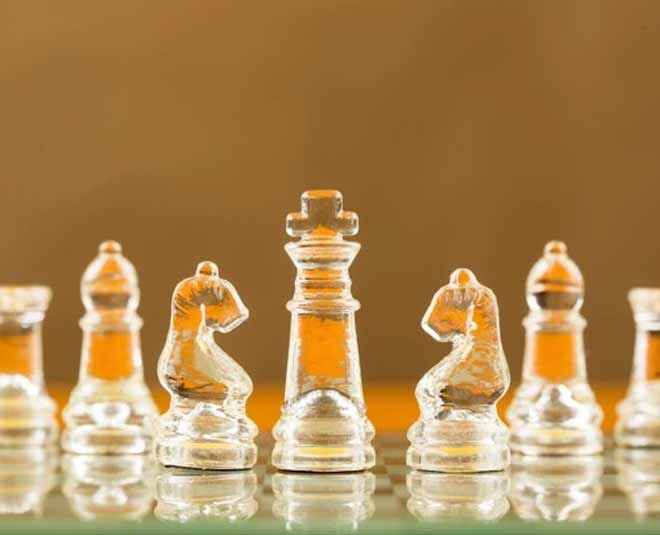 लकड़ी से लेकर प्लास्टिक तक के शतरंज के मोहरे की सफाई के लिए टिप्स | how ...