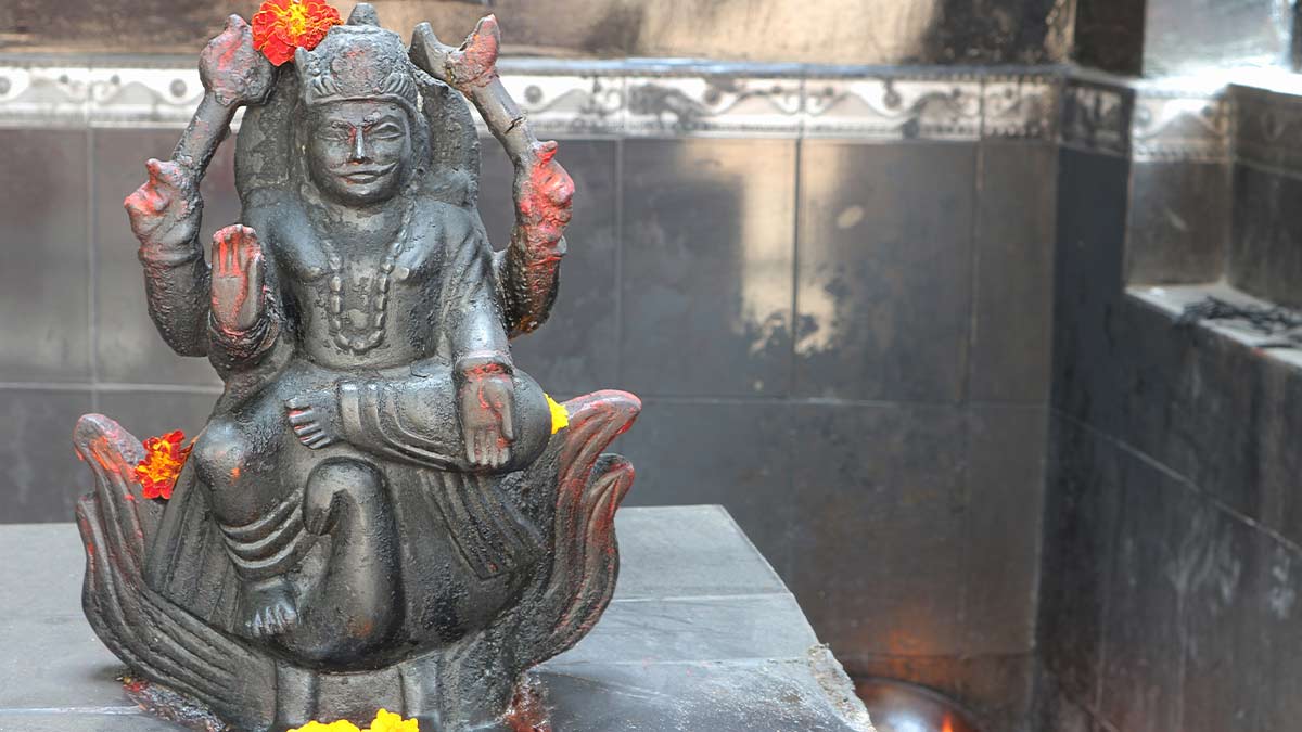 Effects Of Shani Ki Dhaiya According To Astrologer| शनि के राशि ...