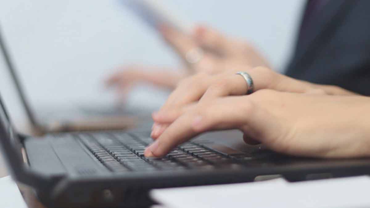 लड़कियां अकेले में Google पर सर्च करती हैं ये सब, रिपोर्ट में सामने आईं ...