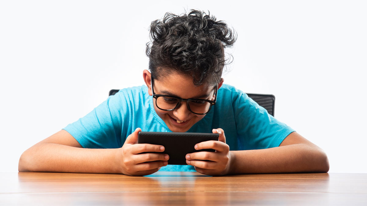 बच्चा इंटरनेट यूज करते है तो उसे कैसे सुरक्षित रखें|Apps And Gadgets To ...