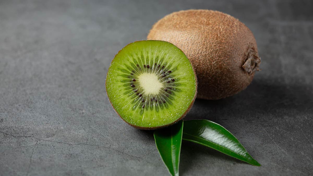 One Kiwi a Day Benefits| चेहरे पर निखार लाने के उपाय| Kiwi Ke Fayade ...