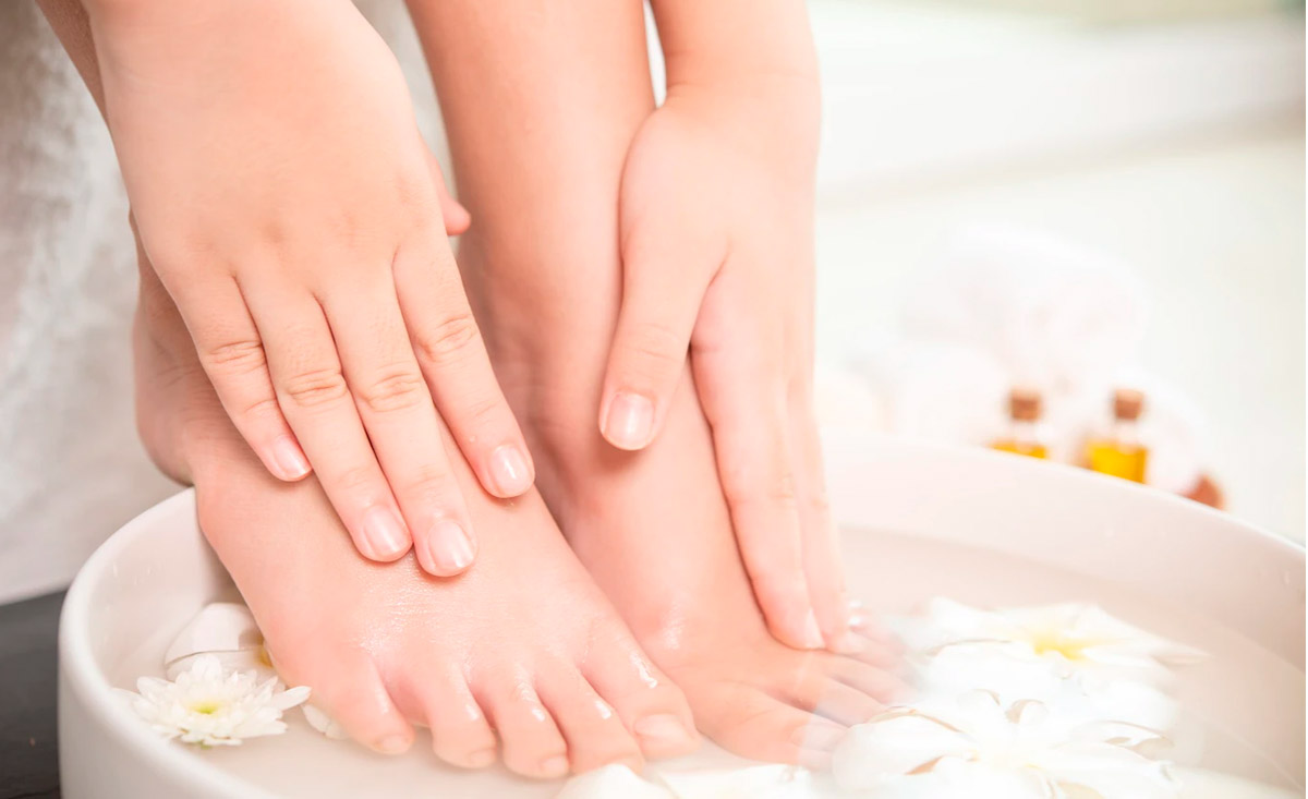 Feet Care Tips | पैरों की देखभाल करने के उपाय | How To Take Care Of ...