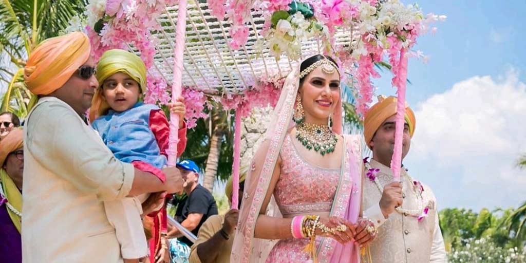 5 Memorable Bridal Entry Ideas To Try At Intimate Weddings To Spellbind ...