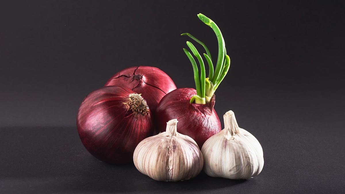Onion Peel | Garlic Peel | Onion & Garlic Peel Benefits | HerZindagi Onion Peel | Garlic Peel | Onion & Garlic Peel Benefits | HerZindagi