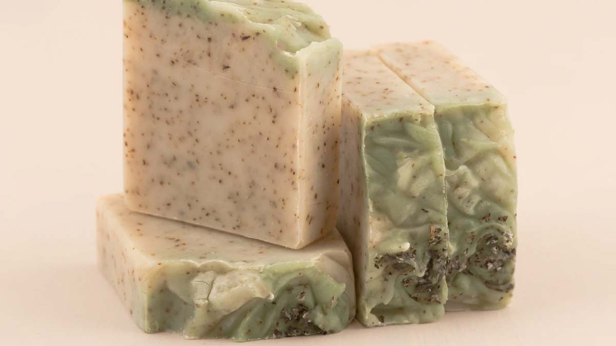 घर पर आप भी तुलसी के पत्ते से बना सकते हैं नेचुरल साबुन, जानें कैसे ...