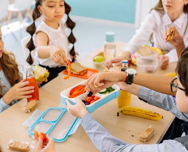 दो बच्चों के बीच कुछ इस तरह करें चीजों की शेयरिंग | know how you can ...