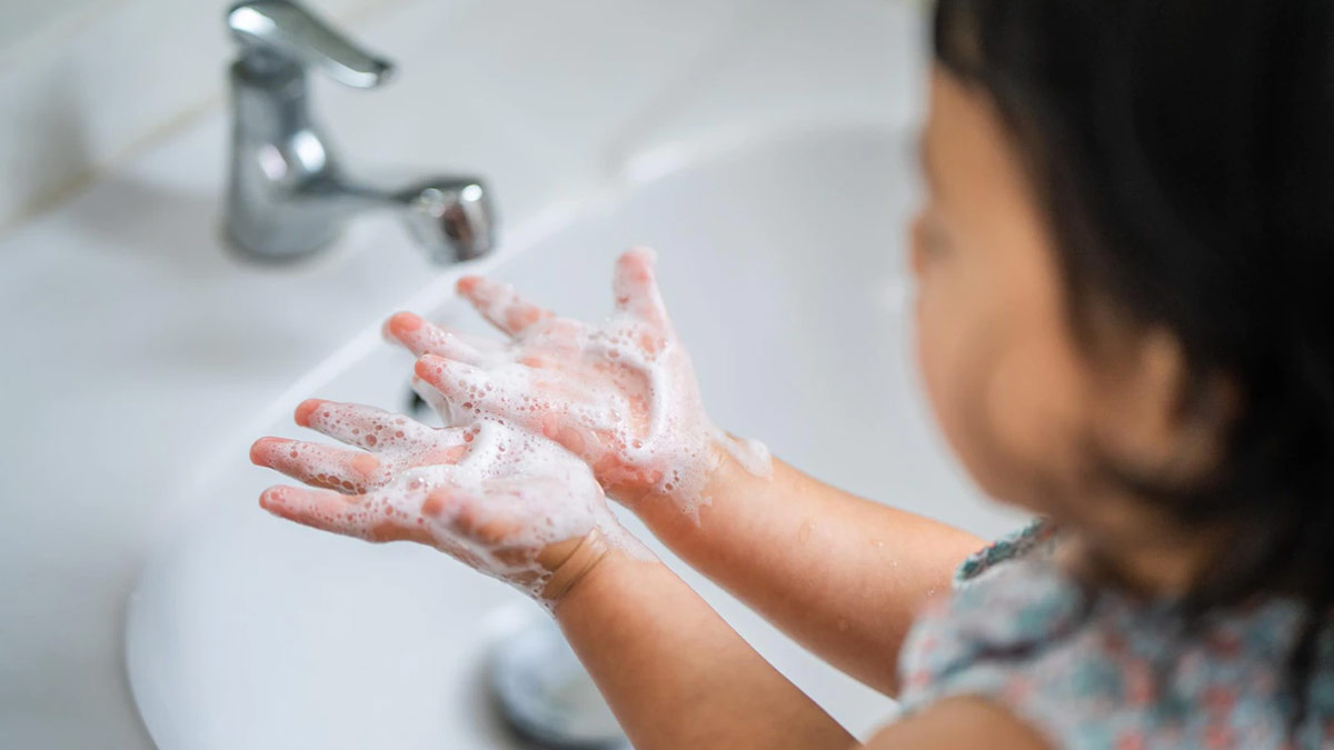 हर पैरेंट्स को बच्चे को अवश्य सिखाने चाहिए क्लीनिंग से जुड़े यह पाठ ...