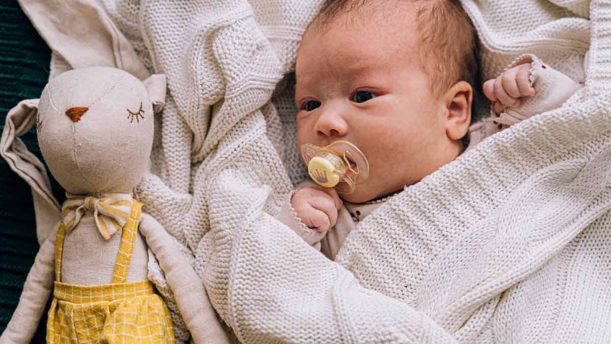 Know The Side Effects Of Baby Pacifier By Expert | बच्चे को पेसिफायर ...