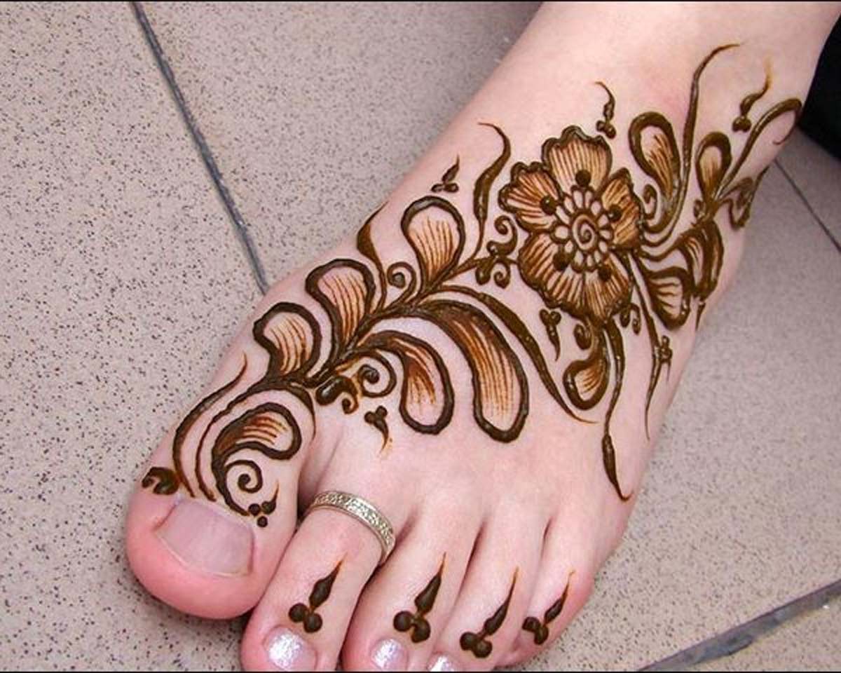 पैरों के लिए मेहंदी डिजाइन | foot bail mehndi designs | Herzindagi