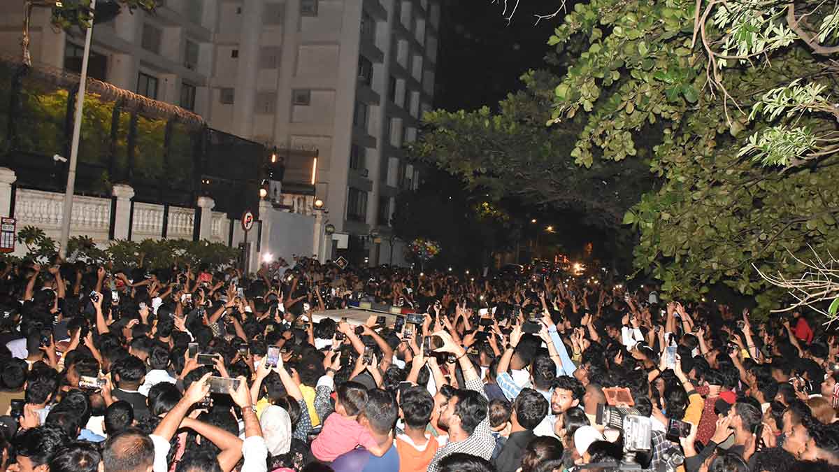 Happy Birthday SRK: Superstar Celebrates With Fans Outside His Bungalow ...