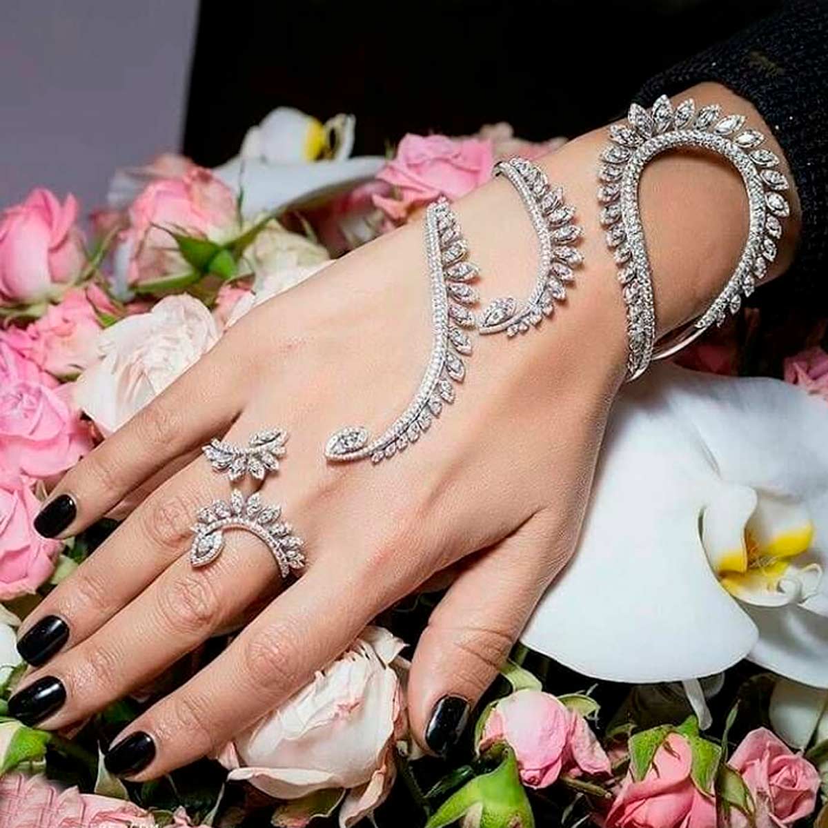 हाथों की शान बढ़ाएंगे हाथफूल के ये डिजाइंस, कैरी करना भी होगा आसान | light weight hathphool ...