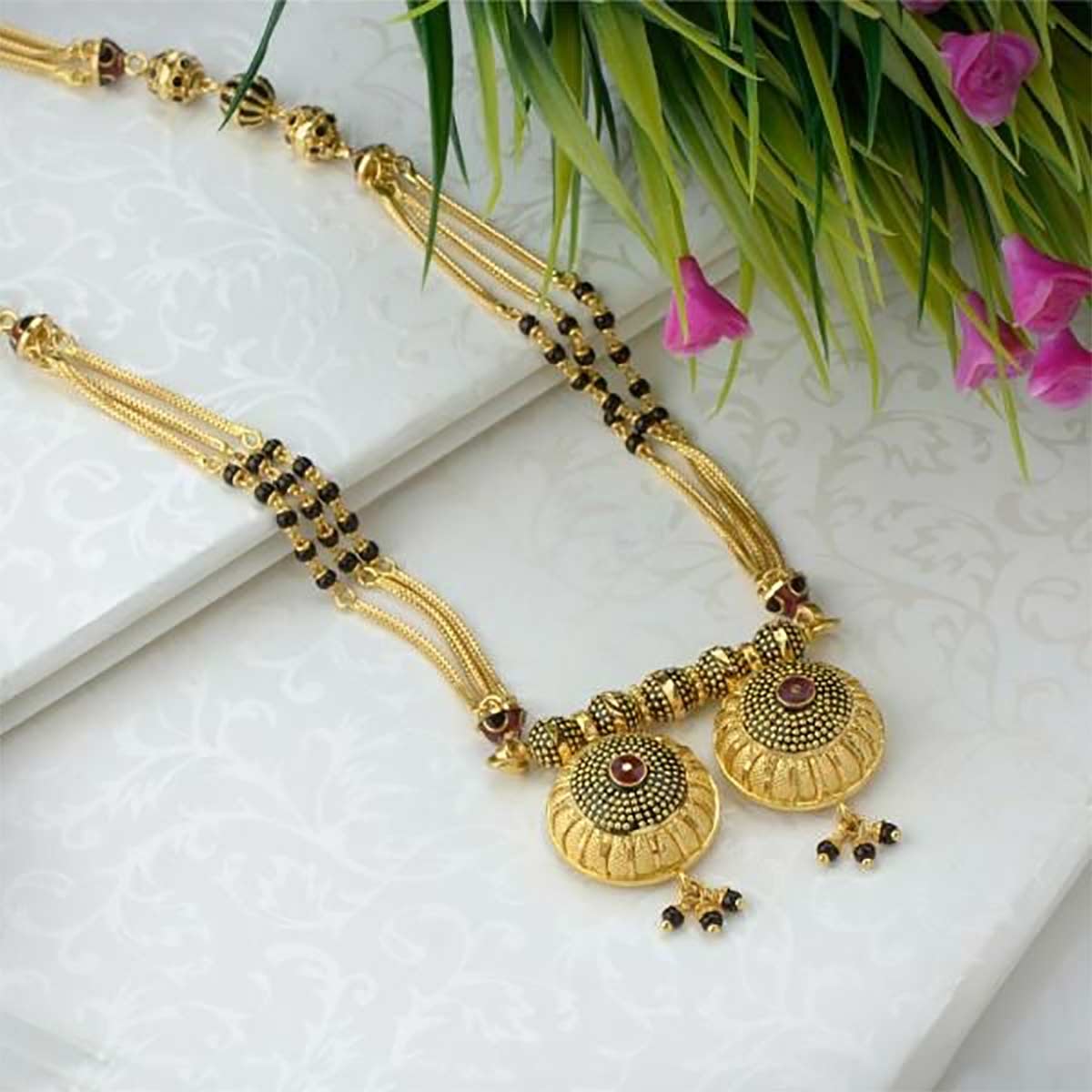 मराठी मंगलसूत्र की नई डिजाइंस देखें और उससे जुड़े महत्‍व के बारे में ...