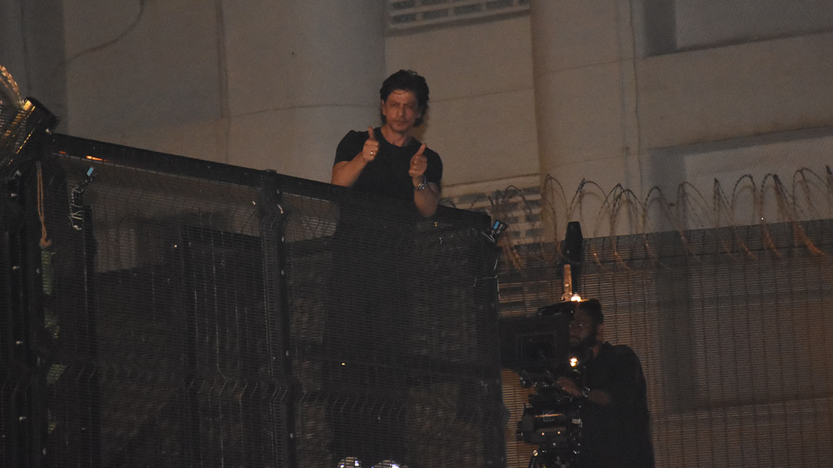 Happy Birthday SRK: Superstar Celebrates With Fans Outside His Bungalow ...