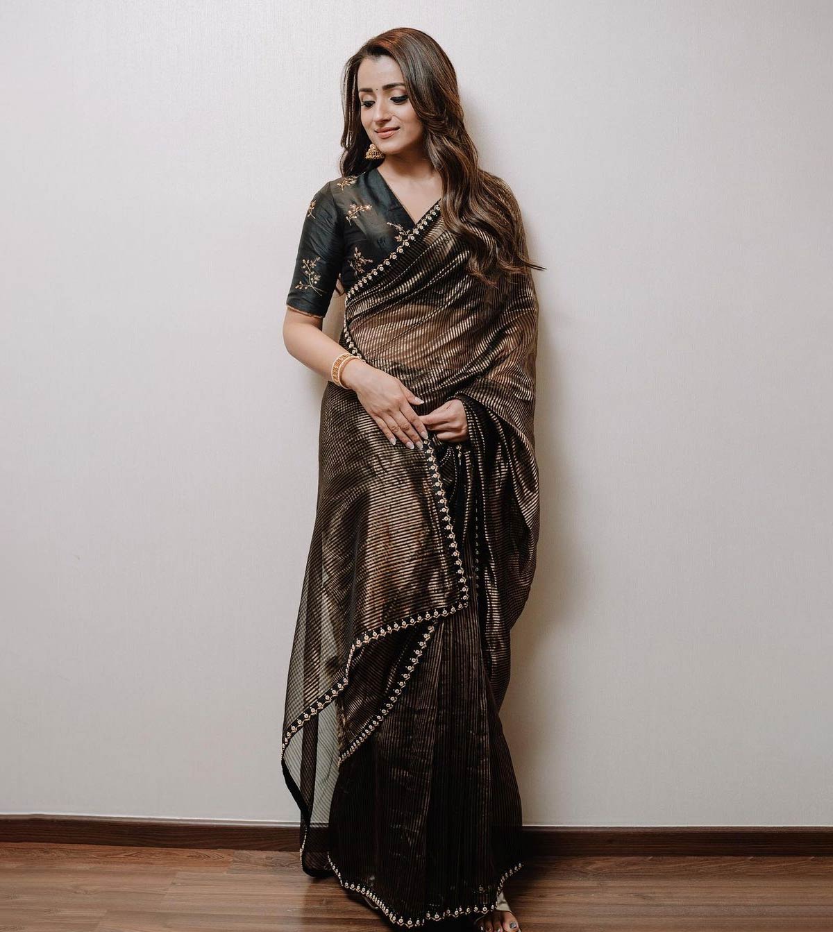 इस दीवाली तृषा कृष्णन से ले फेशन इंस्पिरेशन और साड़ी में दिखें उन्हीं ...