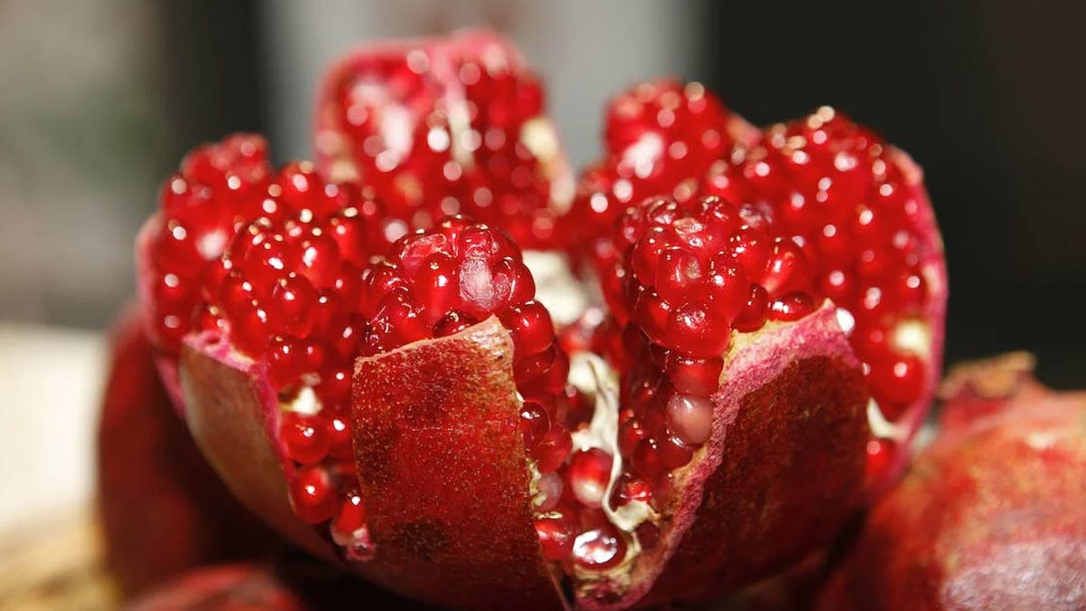 Cutting A Pomegranate Tips In Tamil | மாதுளை பழ டிப்ஸ் | madhulai tips ...