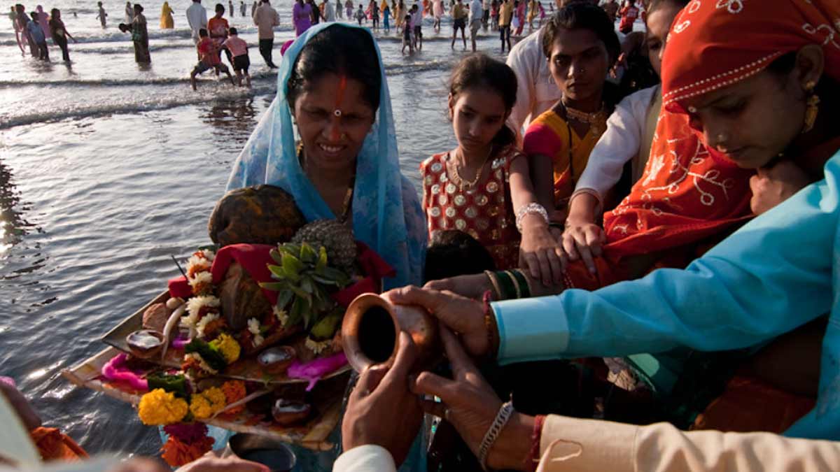 Chhath Puja 2022: जानिए आखिर क्यों घाट पर करते हैं छठ पूजा? | chhath ...