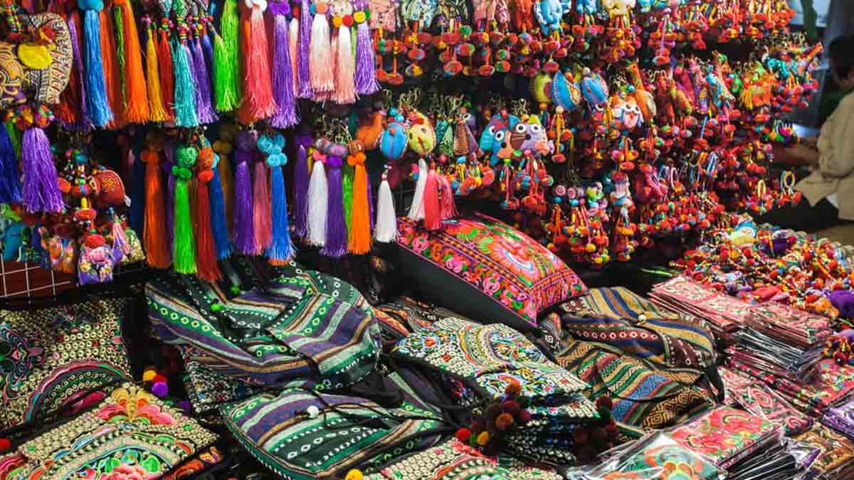 Cheapest Market In Surat|सूरत के सस्ते साड़ी मार्केट| Gujarat Ke Famous ...