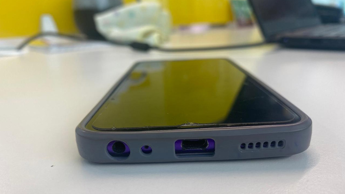 Why There Is A Small Hole In Mobile Phone | फोन के निचले हिस्से का यह ...