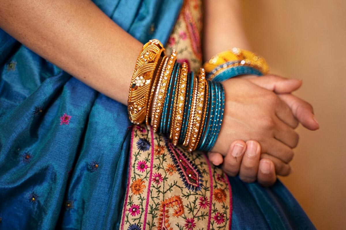 सुखी दाम्पत्य जीवन के लिए राशि अनुसार पहनें इन रंगों की चूड़ियां ...