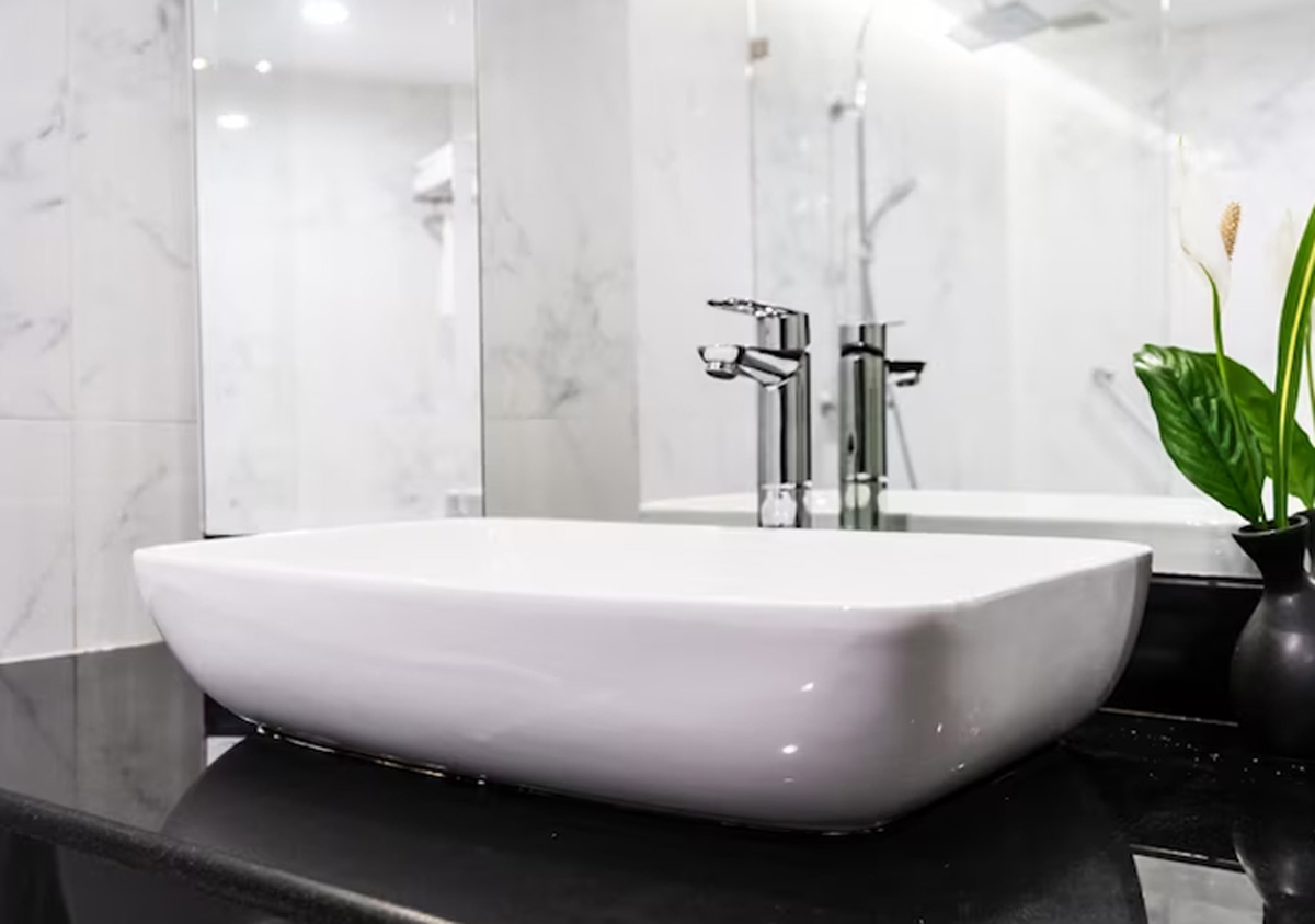 बाथरूम में लगे कमोड या वॉश बेसिन का रंग सफेद ही क्यों होता है? | why is ...