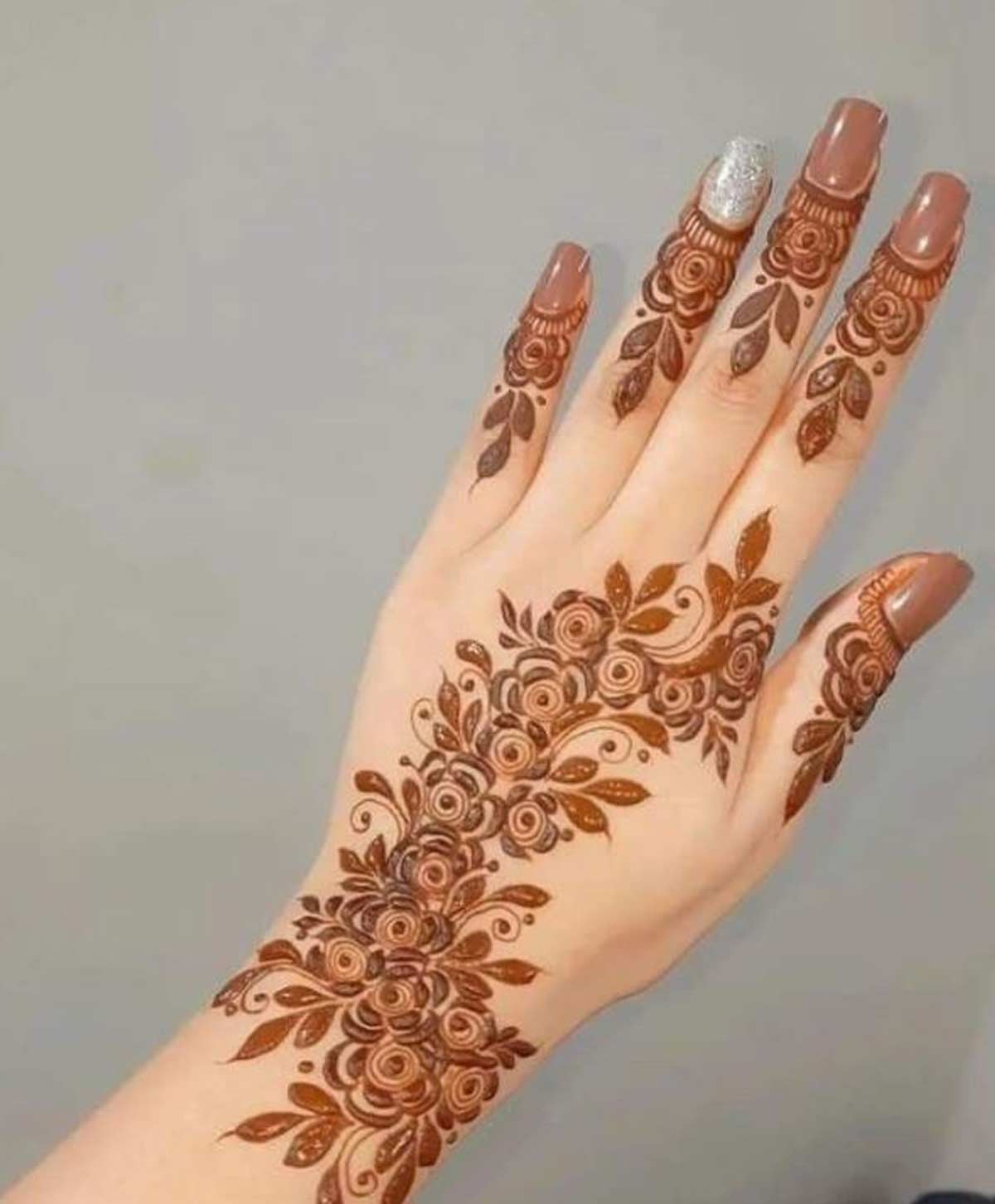 राखी पर लगाएं लीफ बेल मेहंदी डिजाइन | leaf bail mehndi designs on rakhi ...