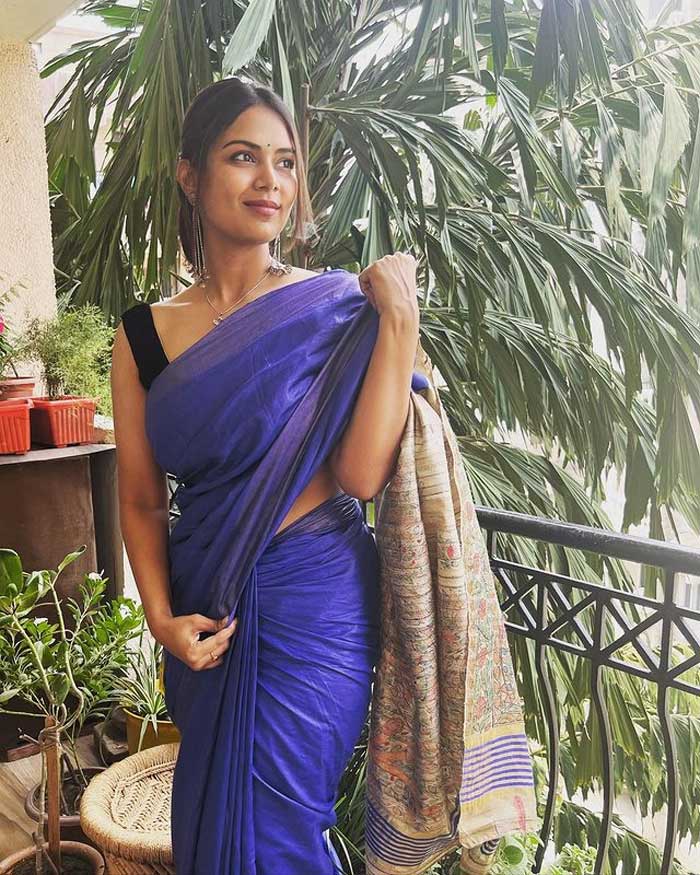 IAS ऑफिसर मुद्रा गैरोला की तरह लाइट वेट साड़ी स्टाइल करने के लिए लें इन ...