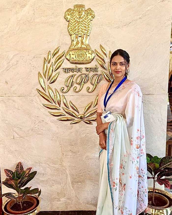 IAS ऑफिसर मुद्रा गैरोला की तरह लाइट वेट साड़ी स्टाइल करने के लिए लें इन ...