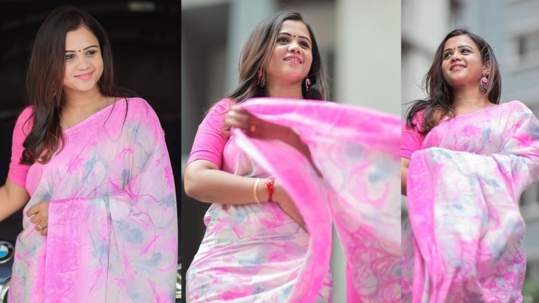 Manimegalai Instagram photos :பிங்க் கலர் பூனம் புடவையில் ரசிக்க ...