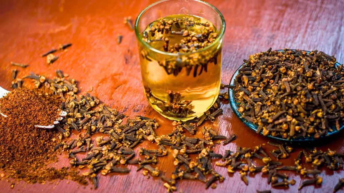 Clove Water Benefits: முத்து முத்தாய் இருக்கும் முகப்பருவை கொத்தாய் ...