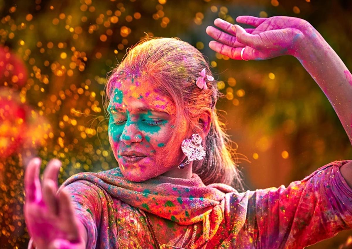देश का वह अनोखा गांव जहां सिर्फ महिलाएं लगा सकती हैं होली पर रंग ...