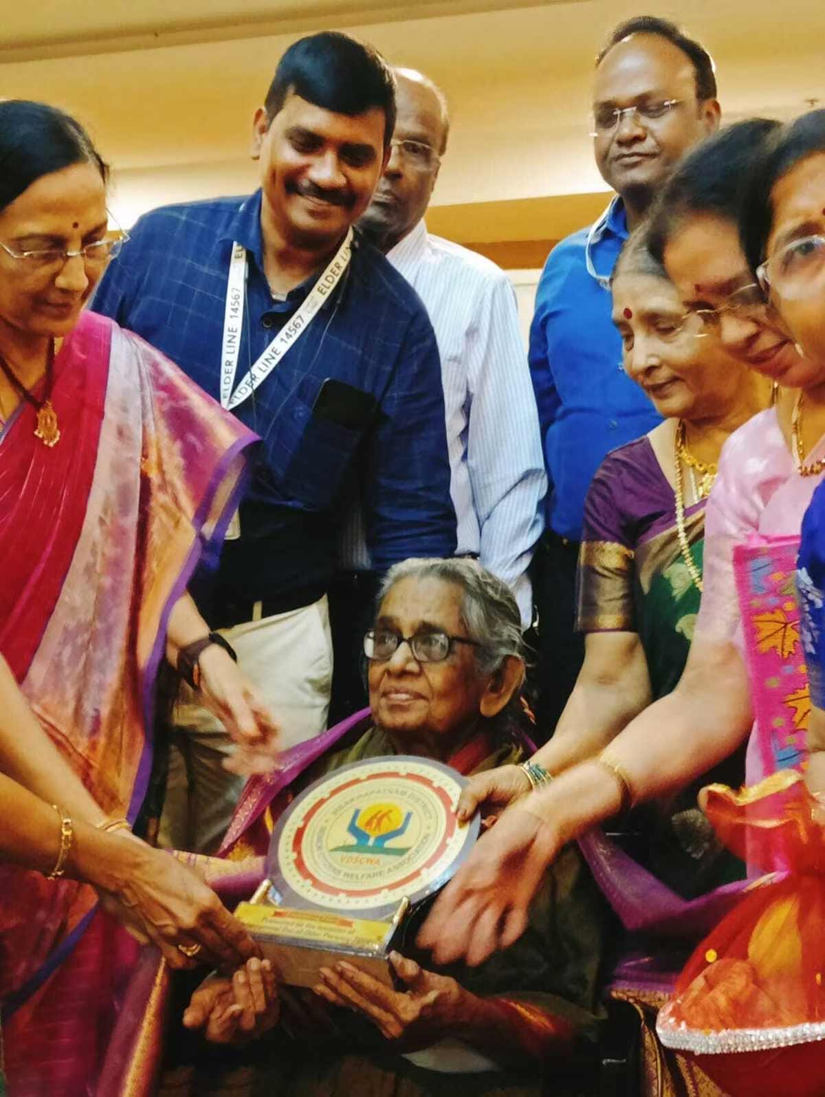 पढ़ाने के लिए रोज 95 साल की उम्र में भी 120 KM का सफर तय करती हैं ये ...