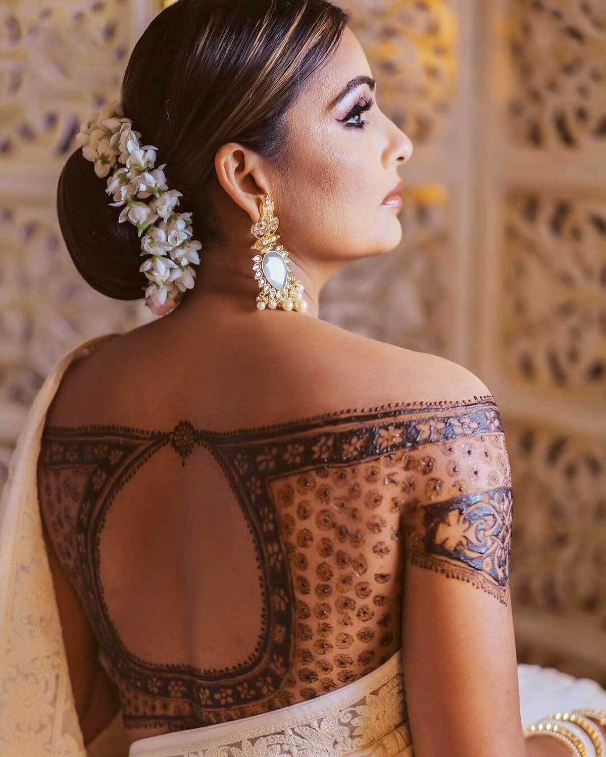 पीठ पर लगाएं मेहंदी की ये 4 डिजाइंस और सिंपल ब्‍लाउज को दें डिजाइनर लुक ...