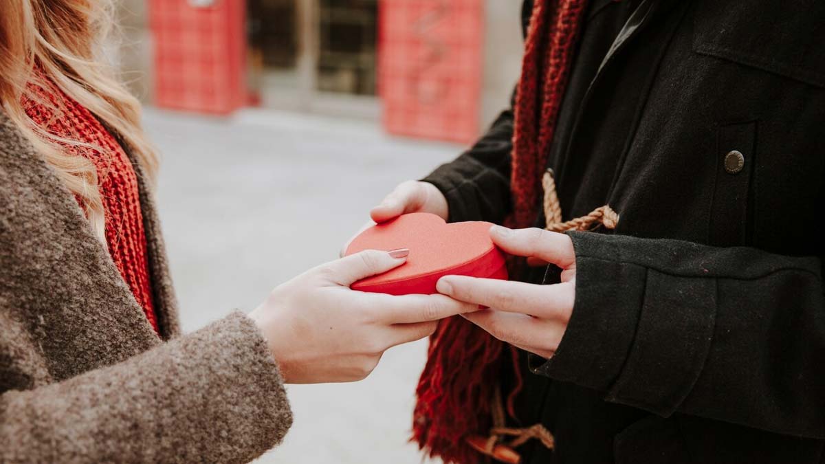 Promise Day 2023 Gift Ideas: Gift Ideas To Make Your Partner Feel Extra ...