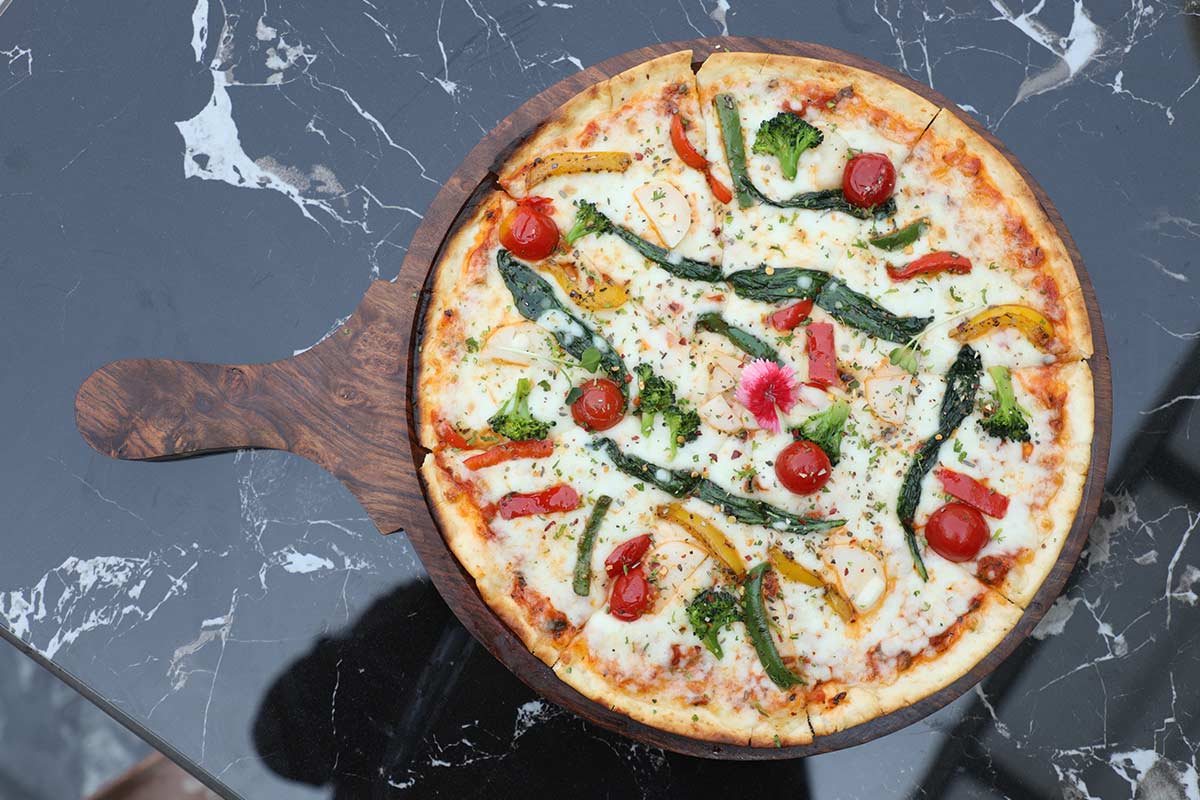 स्प्रिंग सीजन की वाइब्रेंट वाइब के लिए जनकपुरी के इस कैफे को करें ...