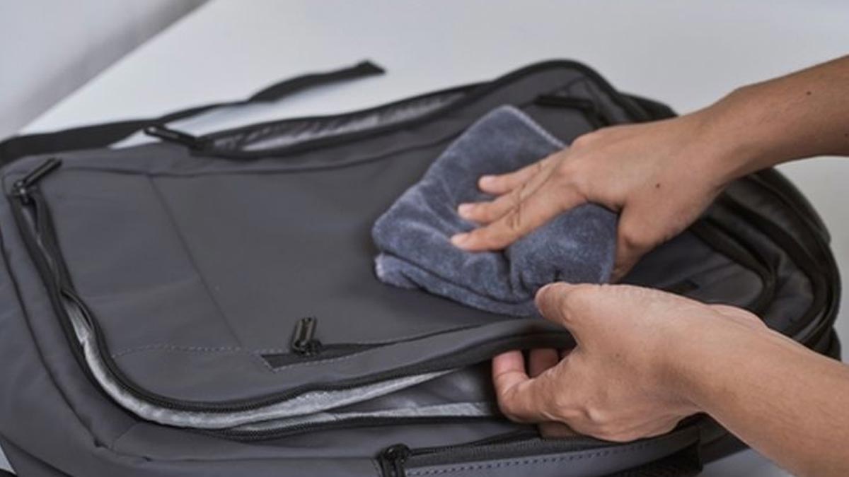 बिना धोए बच्चों के स्कूल बैग को ऐसे करें साफ | how to clean school bag ...