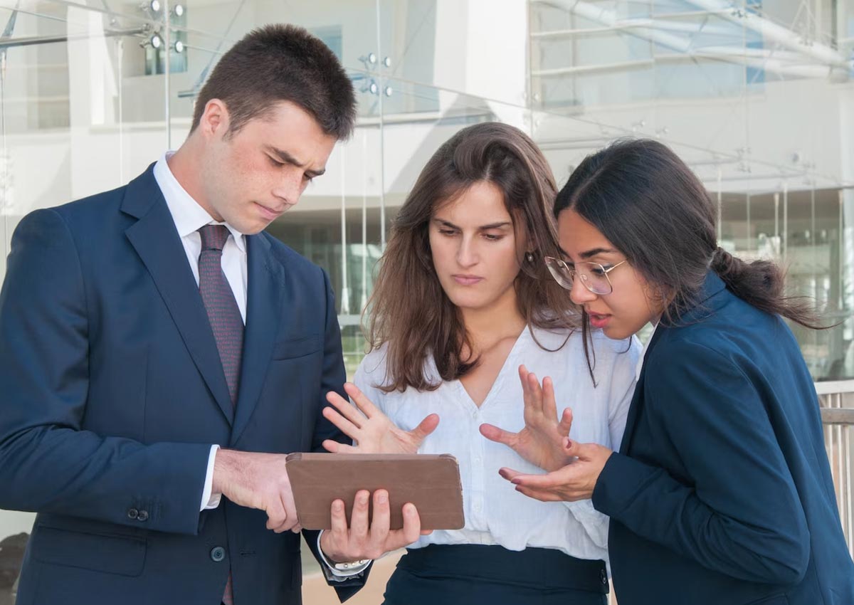 बहुत अधिक जजमेंटल है को-वर्कर तो ऐसे करें उसे हैंडल | easy tips to ...