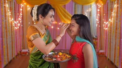 ज्योतिष के अनुसार माथे पर चंदन का तिलक लगाने के फायदे | significance of applying chandan tilak ...